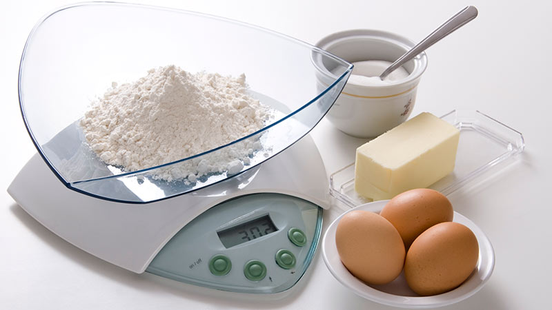 Voici comment peser avec précision sur une balance de cuisine numérique