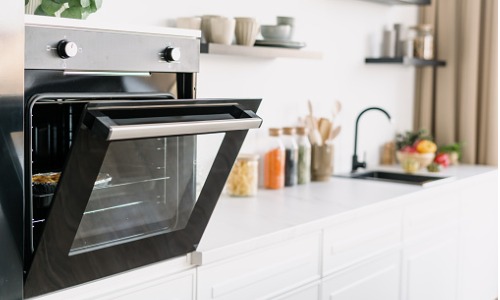 Four à micro-ondes ou four traditionnel : que choisir